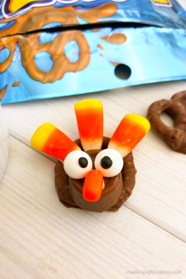 Thanksgiving Turkey Pretzel Bites - A Night Owl Blog